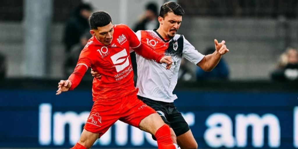 Aarau-Fans stürmen nach 2:3 gegen Lausanne das Spielfeld
