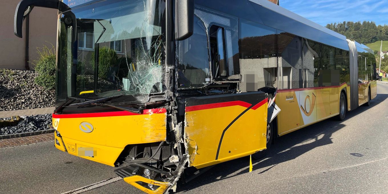 Schöftland AG: Bus-Chauffeur nickt während Fahrt ein – Kollision | Nau.ch