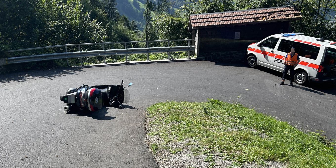 Muotathal SZ: Motorradfahrer (73) bei Sturz erheblich verletzt | Nau.ch