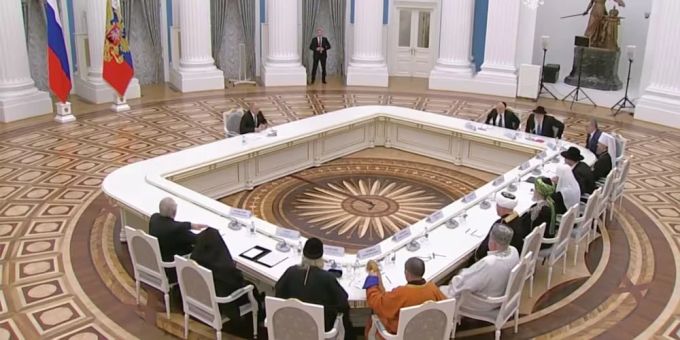 Wladimir Putin: Sein neuer Tisch sorgt im Netz für Lacher | Nau.ch