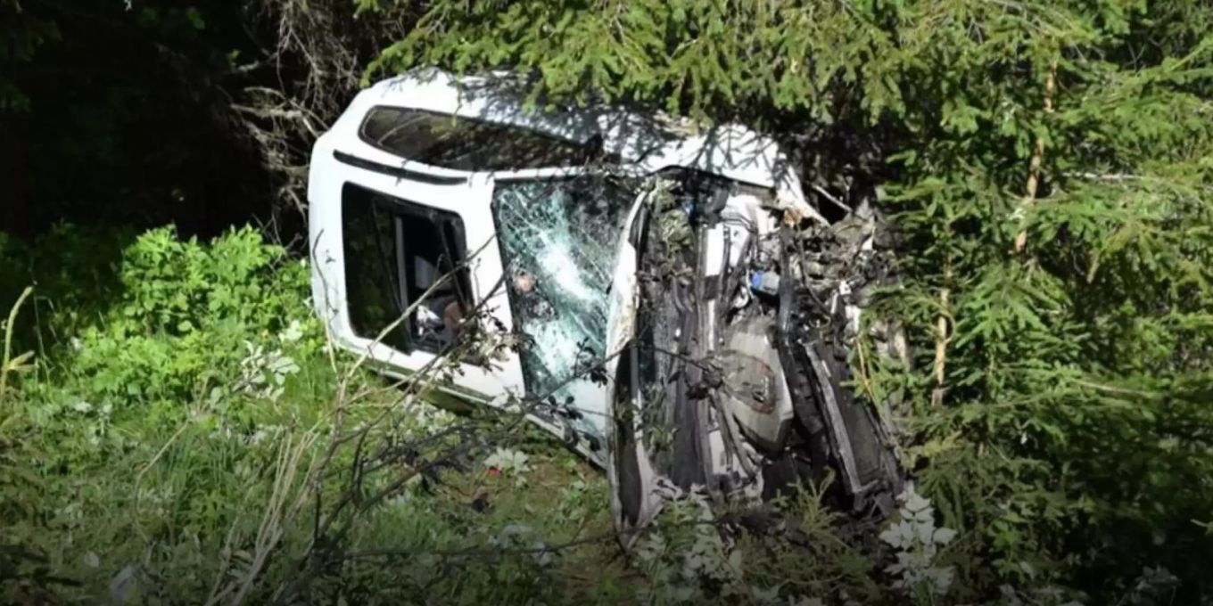 Julierpass: Auto stürzt Hang hinab - Wald verhindert Landung im Fluss ...