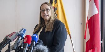 Genfer Staatsrätin Carole-Anne Kast verteidigt Vorgehen der Polizei ...
