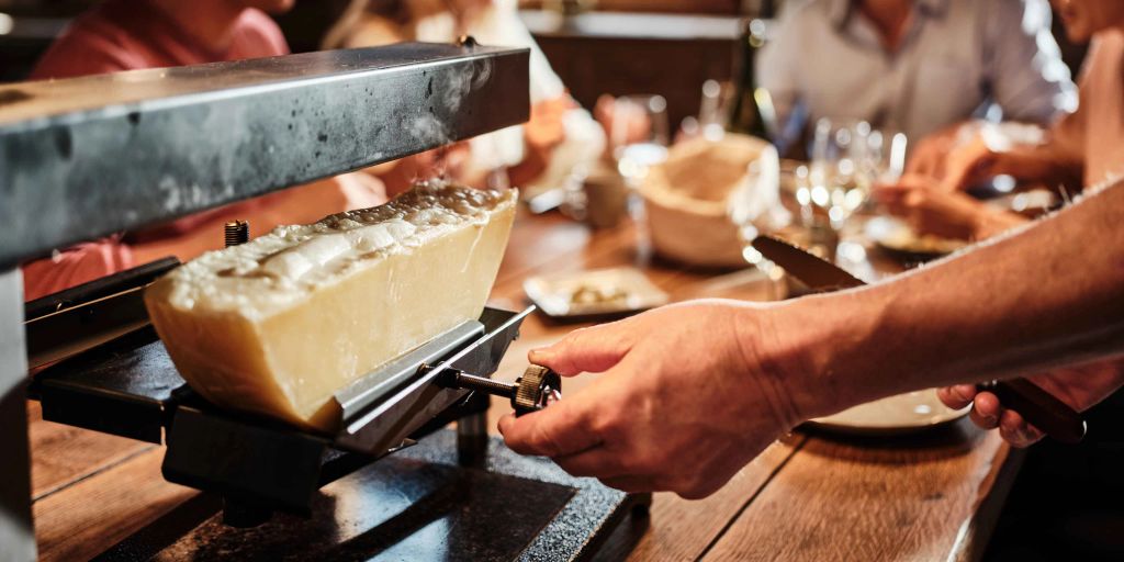 Raclette du Valais AOP: Eine Scheibe Wallis, die allen schmeckt