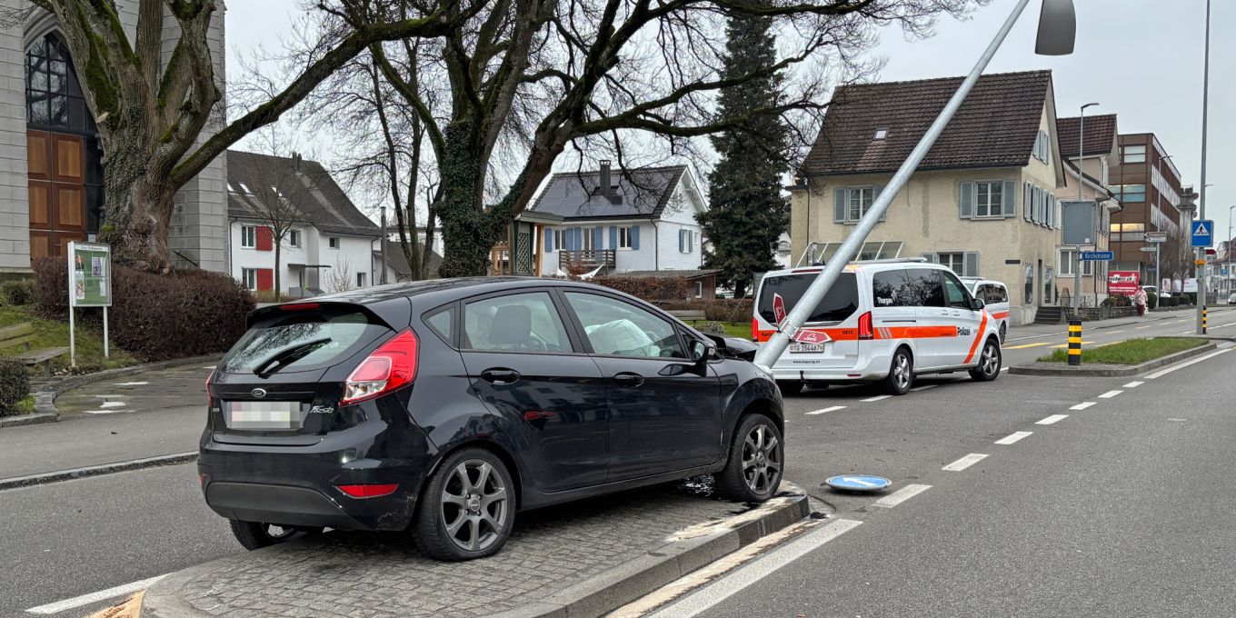 Amriswil TG: Senior (81) prallt mit Auto in Kandelaber – Spital | Nau.ch