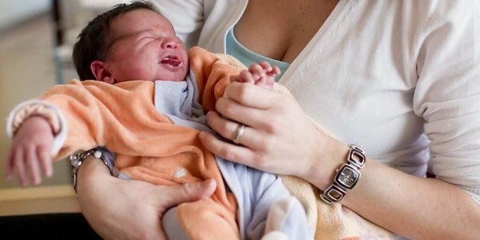 Hinterbliebene Elternteile sollen 16 Wochen Urlaub erhalten