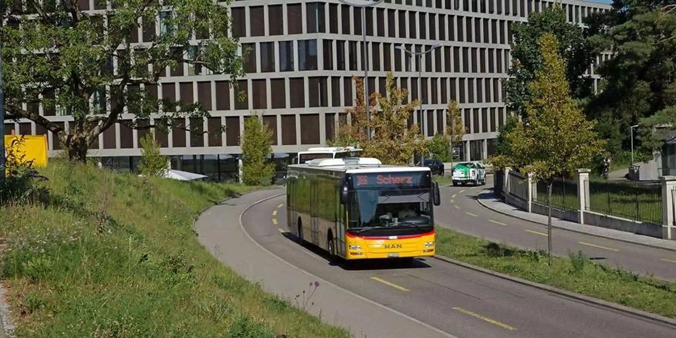 Chauffeur in Romoos wird unter Postauto eingeklemmt und stirbt | Nau.ch