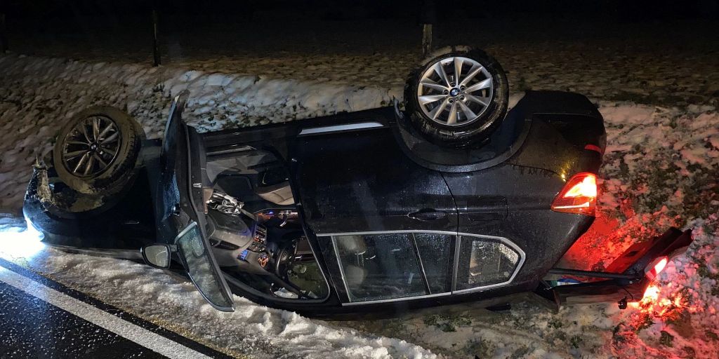 Ettingen BL: BMW landet bei Unfall auf dem Dach