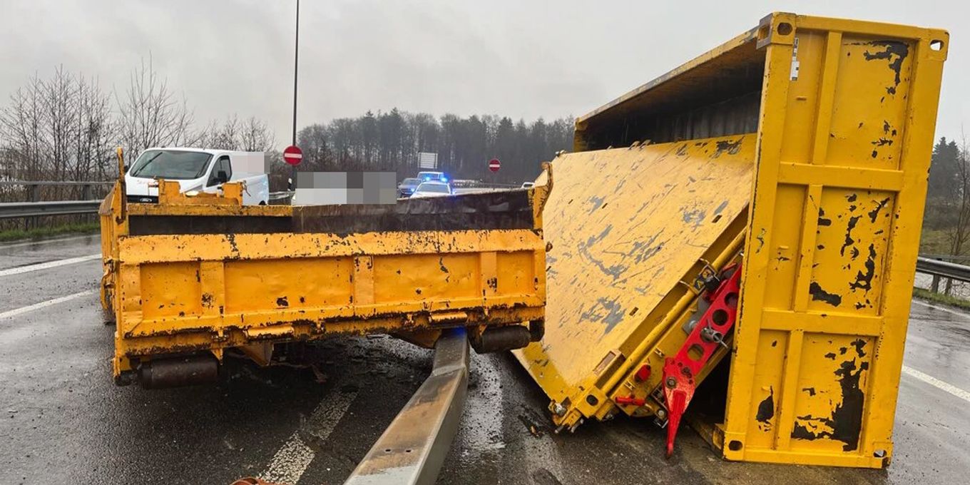 A1 bei Mägenwil AG: Lastwagen verliert 7,5 Tonnen schwere Mulden | Nau.ch