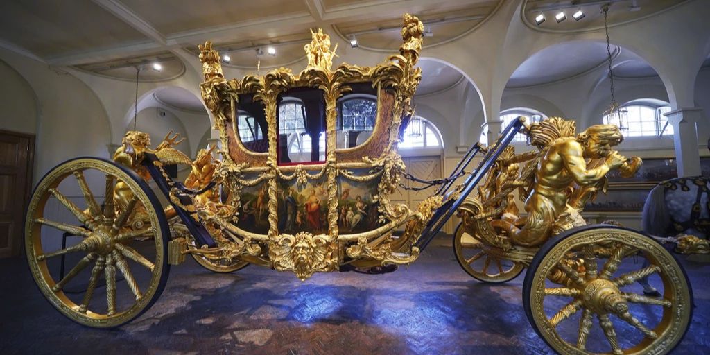 Charles III. fährt mit quietschender Holzkutsche zur Krönung