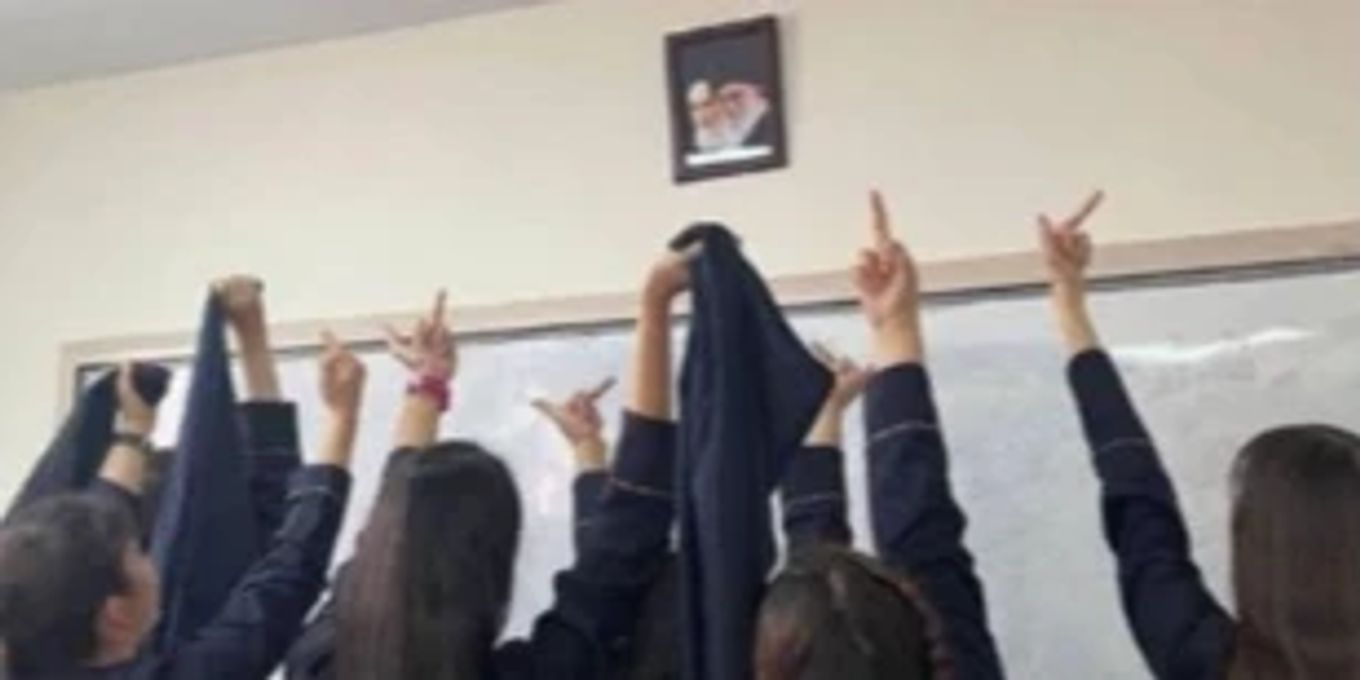 Schülerinnen zertrampeln Fotos der iranischen Religionsführer | Nau.ch