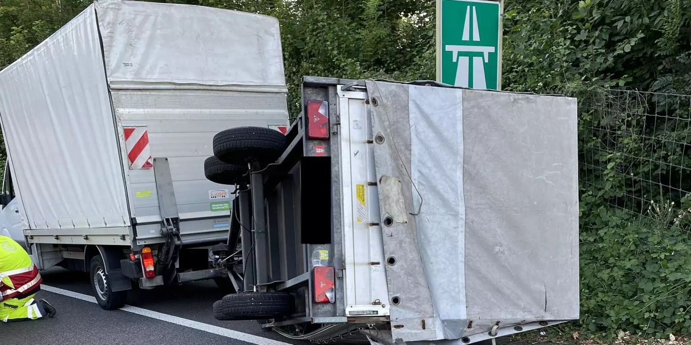 Muttenz BL: Sachentransportanhänger kippt auf die Seite | Nau.ch