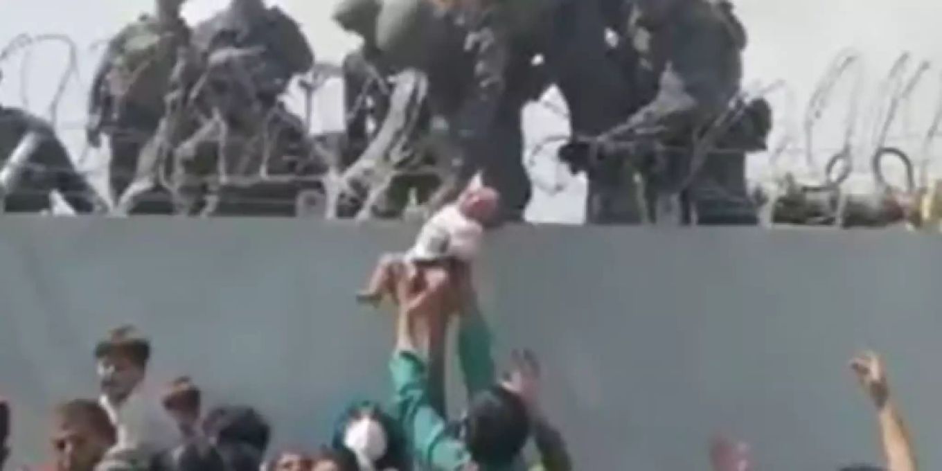 Flucht vor Taliban: Baby und Vater an Flughafen Kabul wiedervereint ...