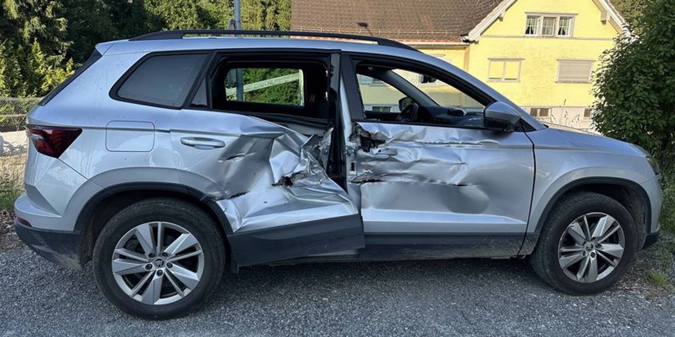 Urnäsch AR: Beim Einbiegen – Traktor und Auto kollidieren | Nau.ch