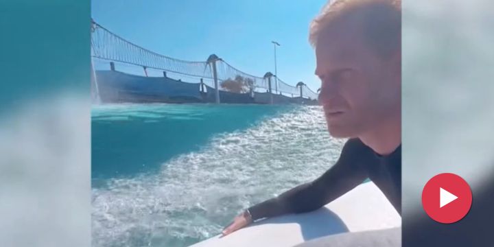 Prinz Harry: Hier zeigt er sich mit Sohn Archie (5) beim Surfen | Nau.ch