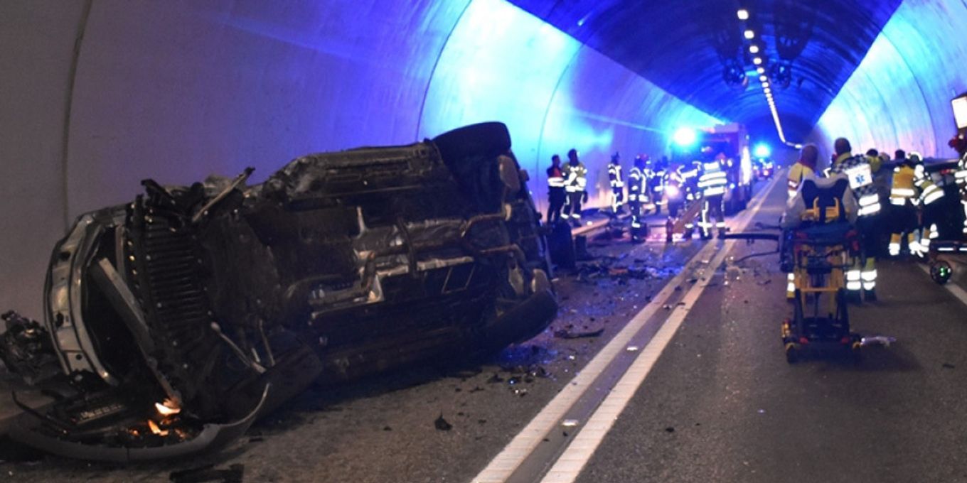 Nach Zusammenstoss: Auto kippt im Tunnel bei Trin GR um | Nau.ch