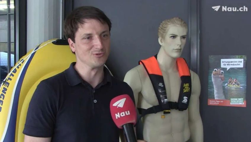 Bfu warnt: Gummi-Flamingos lassen sich im Fluss kaum steuern