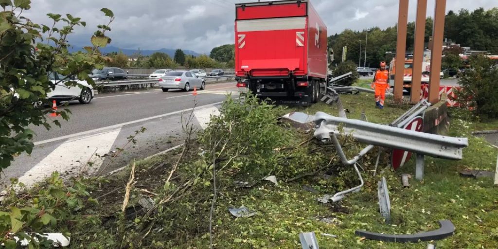 Autobahn A1: Grosser Schaden und Stau nach Unfall