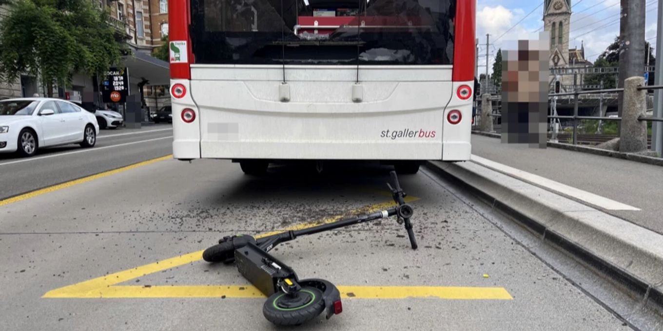 St. Gallen: E-Scooter-Fahrerin (49) prallt in stillstehenden Bus | Nau.ch