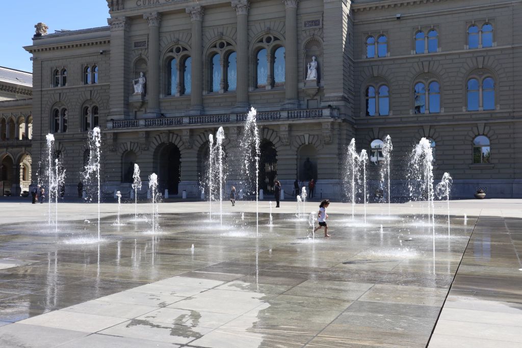 Wasserspiel auf dem Bundesplatz nimmt seinen Betrieb auf