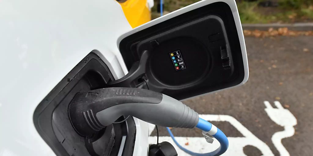 Erste Ladestation für E-Autos auf Autobahnrastplatz in Betrieb