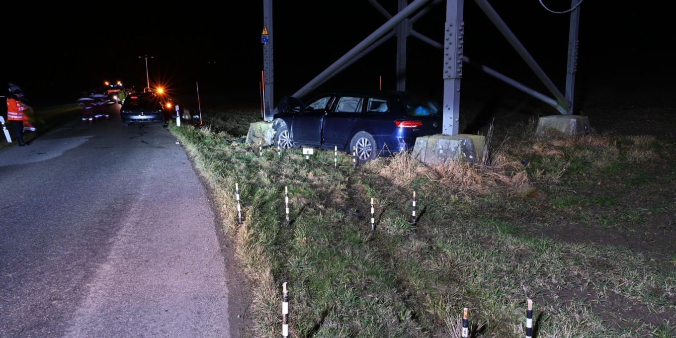 Agasul ZH: Auto prallt in Pfosten von Strommast – drei Verletze | Nau.ch