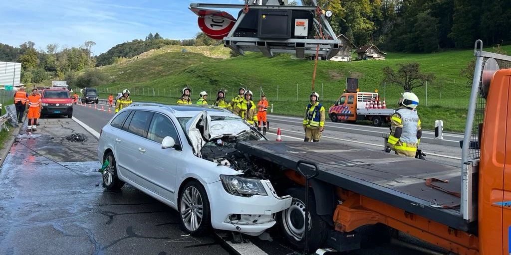 Sarnen OW: Schwerer Unfall mit Baustellenfahrzeug auf der A8