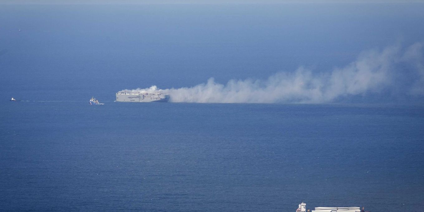 Erstmals Bergungsexperten auf brennendem Frachter | Nau.ch