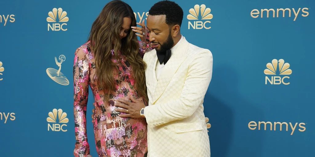 Chrissy Teigen zeigt ihren Babybauch im rosa Paillettenkleid