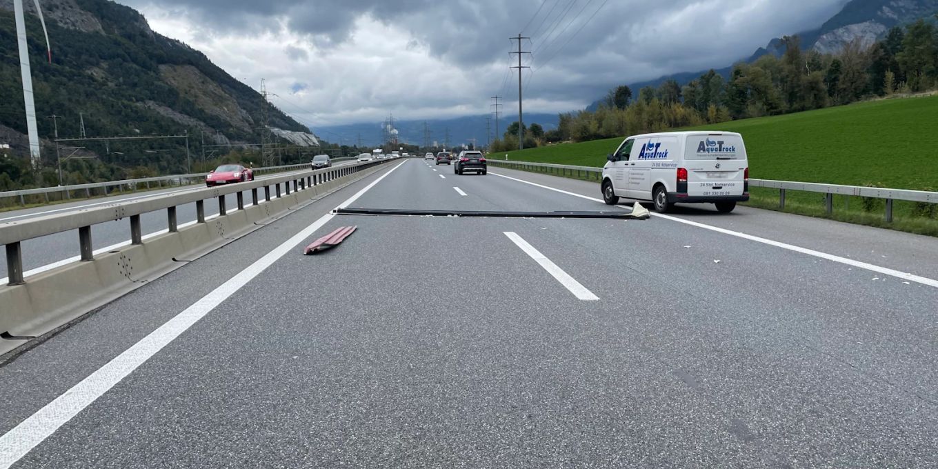 Lieferwagen verliert Dachpaneele auf A13 bei Trimmis GR: Kollision | Nau.ch