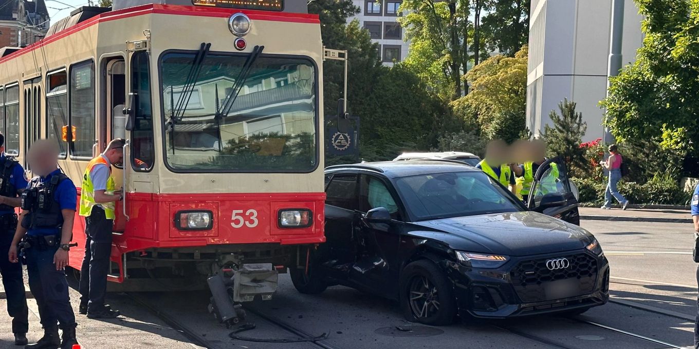 Zürich: Auto kollidiert mit Forchbahn – eine Person verletzt | Nau.ch