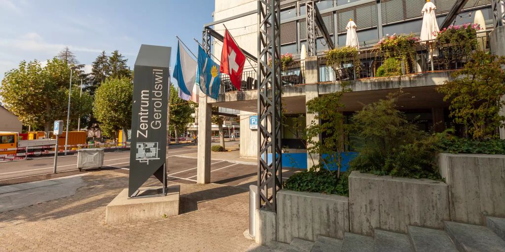 Geroldswil erinnert Strassenanstösser an den Pflanzenrückschnitt