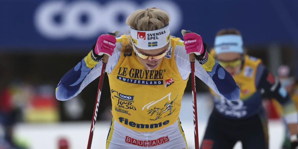 Tour de Ski: Frida Karlsson rettet sich ins Ziel und gewinnt