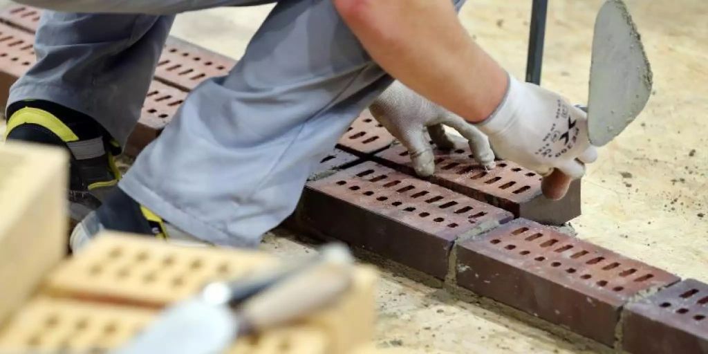 Handwerker: Sinkende Preise, aber weiter lange Wartezeiten