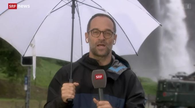 SRF-Reporter spricht vor Wasserfall von «360 Litern» Regen | Nau.ch