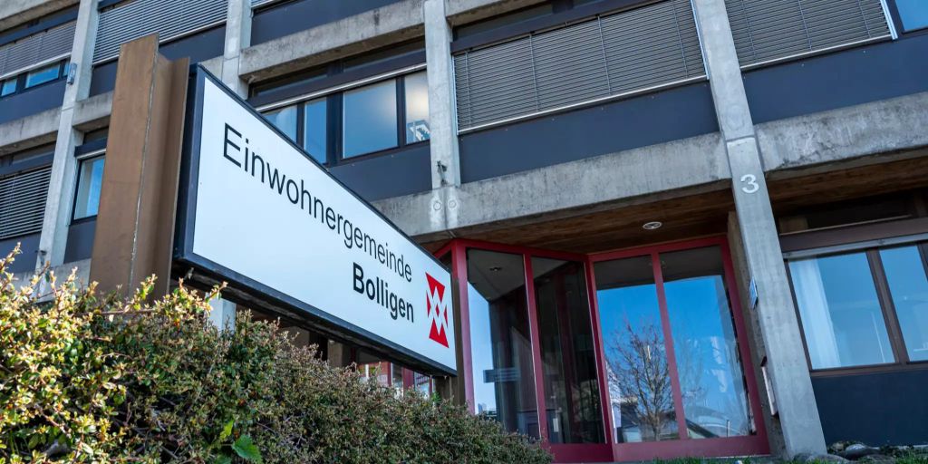 Bolligen: Neophyten-Ausstellung vor Gemeindeverwaltung