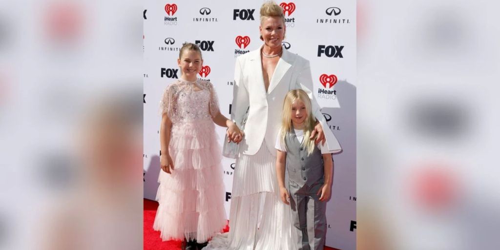 Ein Hauch Rockstar: Pink mit ihren Kindern auf dem roten Teppich