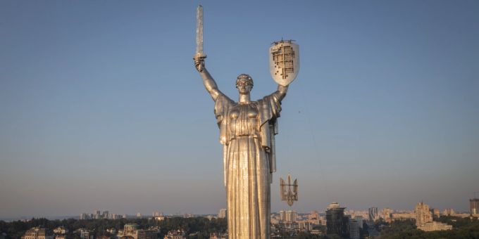Ukrainisches Wappen an riesiger Statue in Kiew angebracht | Nau.ch
