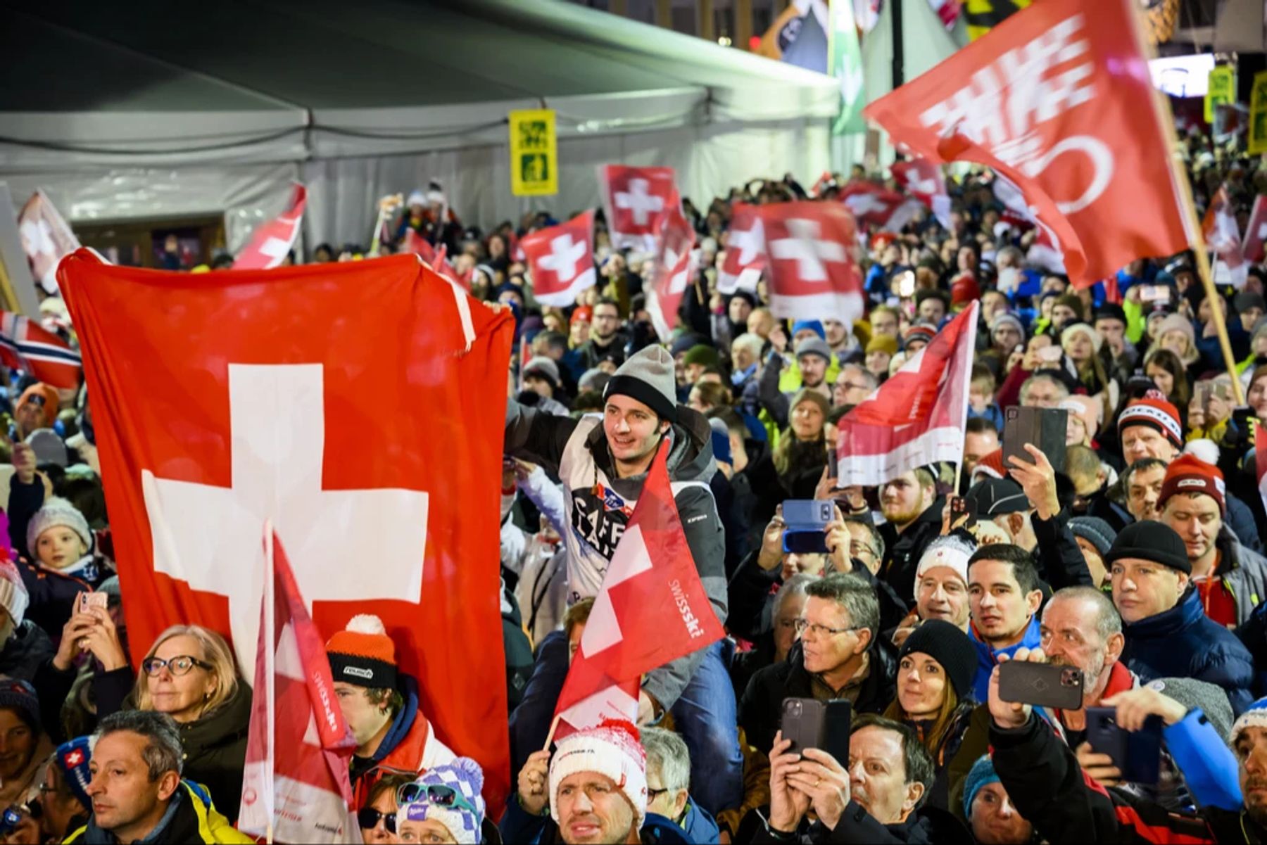 Über 1000 Skifans flogen mit Heli ans Lauberhorn-Rennen | Nau.ch