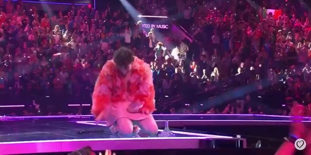 Eurovision Song Contest: Nemo zerbricht Pokal bei Feier-Auftritt