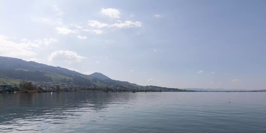 Lachen setzt die Ufermauer der Seeanlage instand