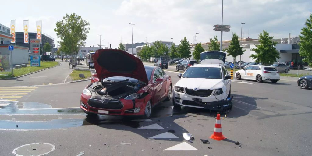 Beim Ausparkieren in Cham mit Auto zusammengestossen