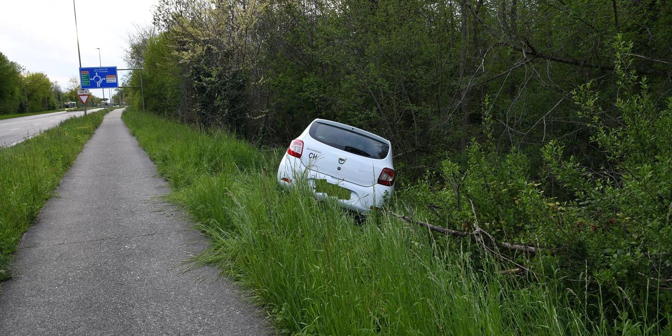 Muttenz BL: Lenker (80) landet nach Selbstunfall im Gebüsch | Nau.ch