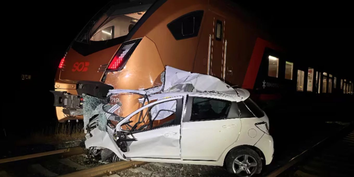 Zug kollidiert mit Auto in Buchs SG: Insassen retten sich selbst | Nau.ch