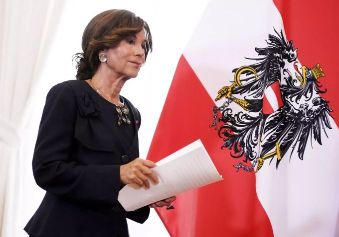 Bundeskanzlerin Brigitte Bierlein ist wieder die Erste | Nau.ch