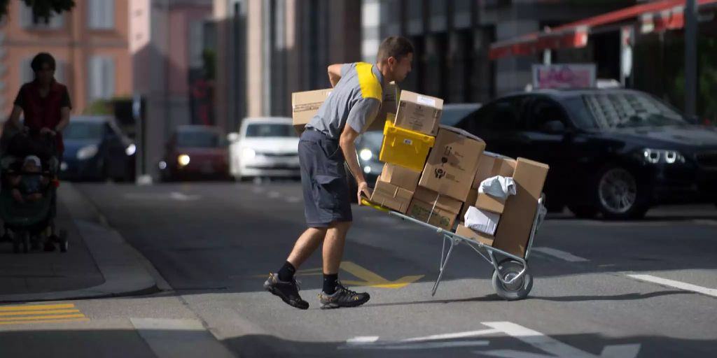 Mitarbeitende der Post mit GAV erhalten mehr Lohn