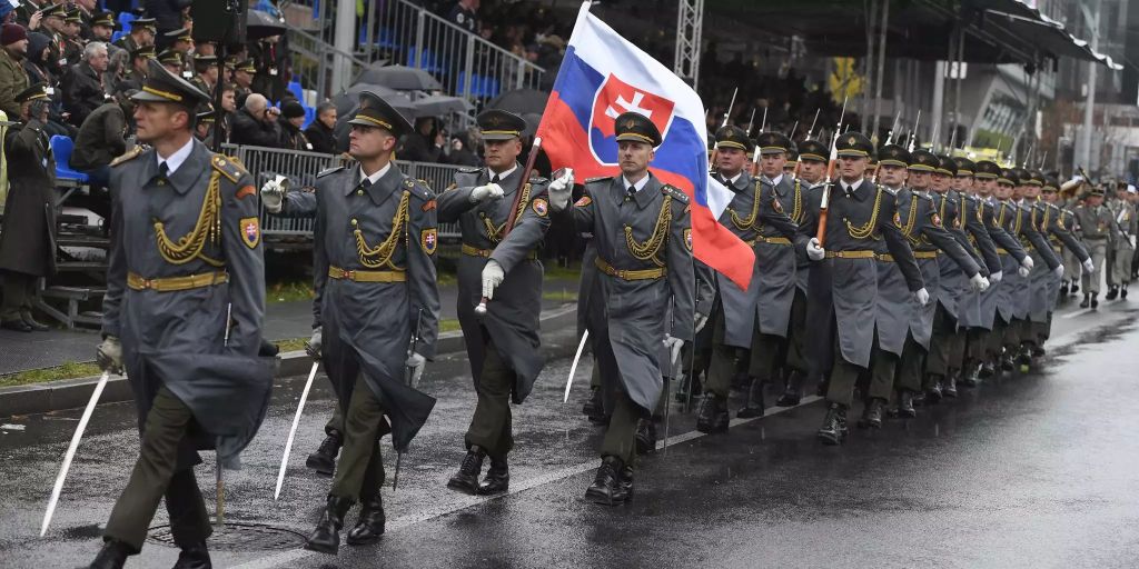 Grösste Militärparade seit Jahrzehnten in Prag veranstaltet