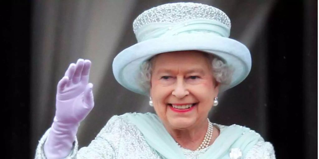 Queen Elizabeth II hat eine Winke Maschine daheim