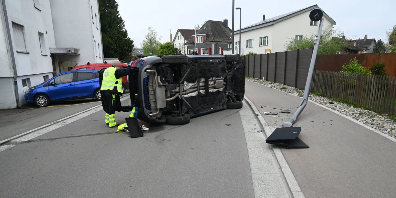 Altenrhein SG: Feuerwehr muss Lenkerin (79) aus Auto befreien | Nau.ch