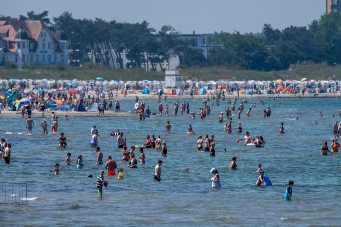 Massen-Ansturm: Bilder von der Ostsee zeigen übervollen Badestrand | Nau.ch