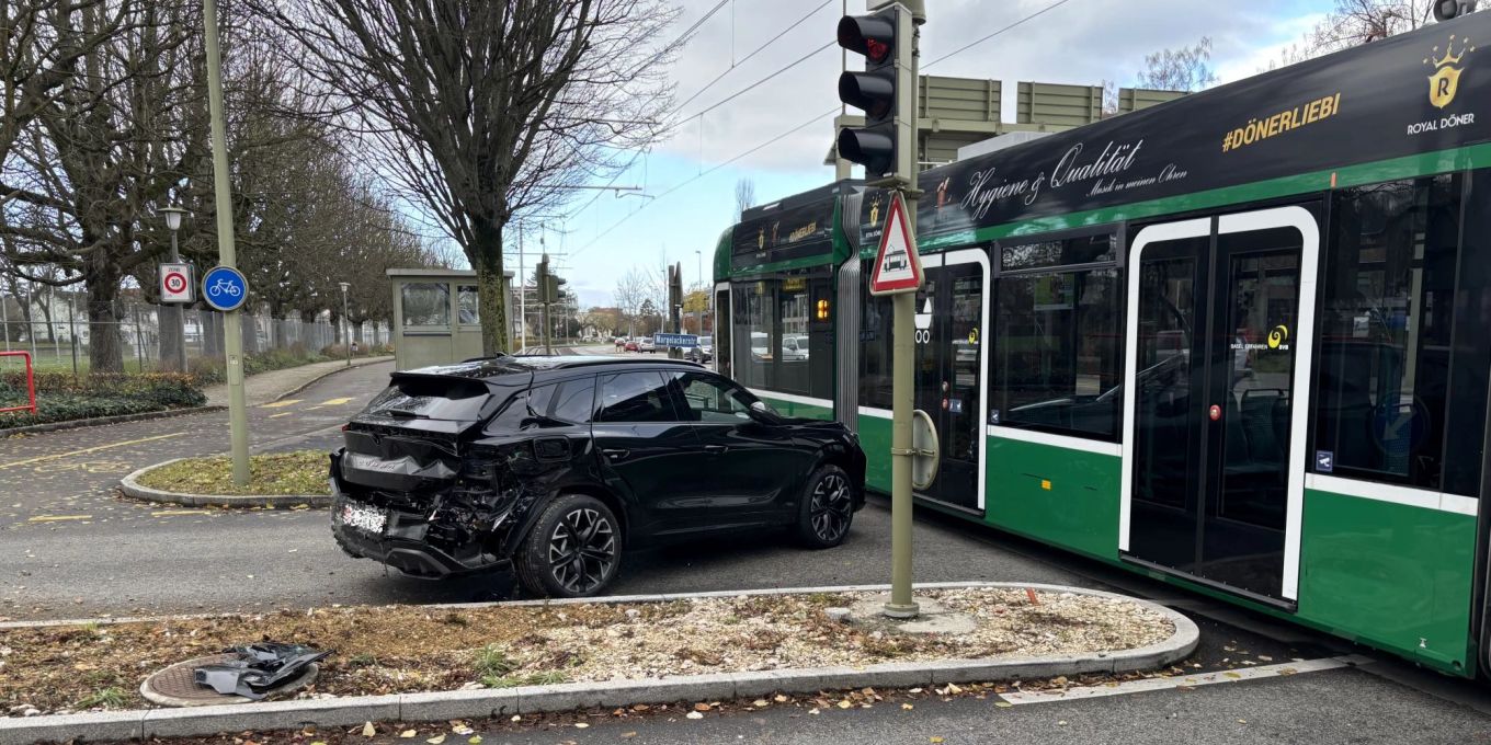 Muttenz BL: Kollision zwischen Personenwagen und Tram | Nau.ch